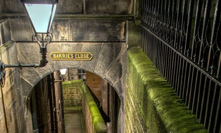 Edinburgh: 2-Hour Ghost Tour in Italian - The Itinerary and Its Highlights