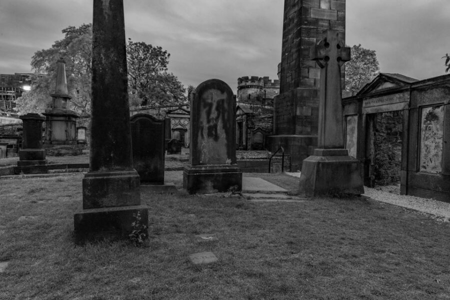 Edinburgh: Dark Secrets of the Old Town Ghost Walking Tour - Visualize the Experience