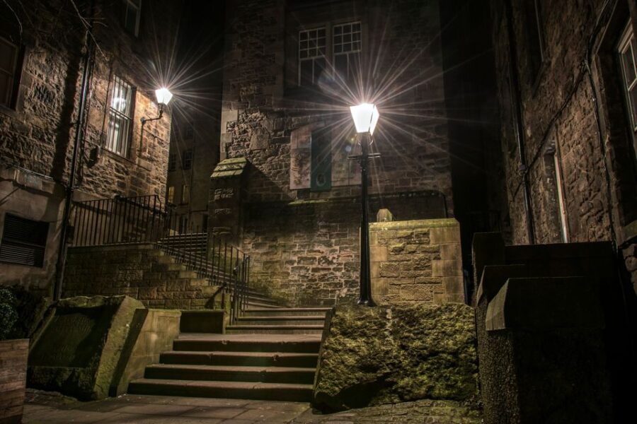 Edinburgh: Guided Ghost Walking Tour in Spanish - Who Will Love This Tour?