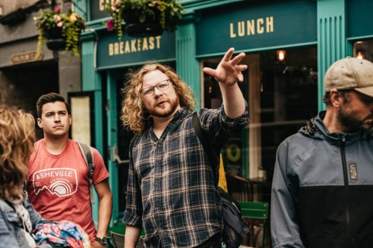 Edinburgh: Old Town Guided Walking Tour and Beer Tasting - Itinerary Breakdown