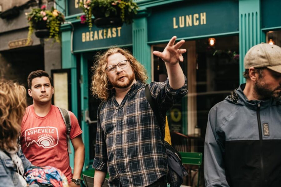 Edinburgh: Old Town Guided Walking Tour and Beer Tasting - Itinerary Breakdown