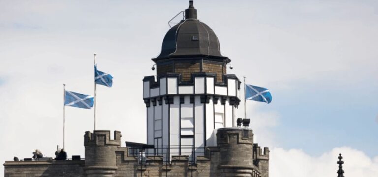 Edinburgh: Old Town Walking Tour with an APP - The Sum Up