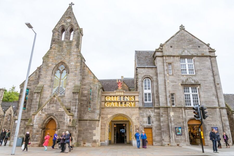 Edinburgh: Royal Attractions with Hop-On Hop-Off Bus Tours - Visiting Edinburgh Castle, Holyroodhouse, and the Britannia