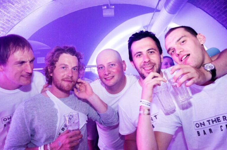 Edinburgh's Best Bar Crawl: Free Shots, Discounts, Photos - Practical Details for Travelers