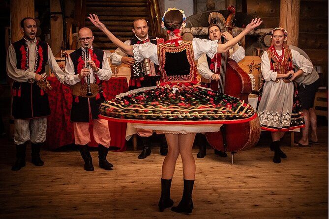 Evening Folk Show, singing, dancing and delicious food - The Benefits of This Experience