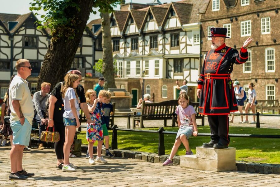 Exclusive Beefeater Meet & Greet at the Tower of London - Walkthrough of the Full Itinerary