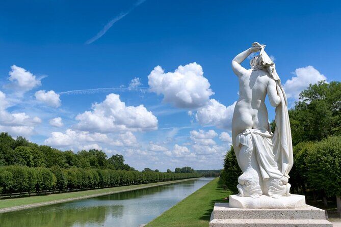 Fontainebleau Palace : Private Guided Tour - Inside Fontainebleau: A Walk Through Royal Apartments and Art