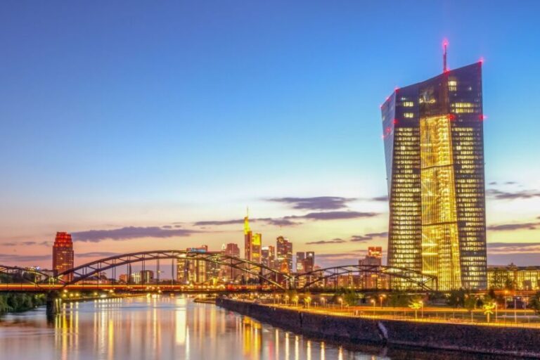 Frankfurt: Guided Bike Tour - Scenic Ride along Museum Embankment and the Main River