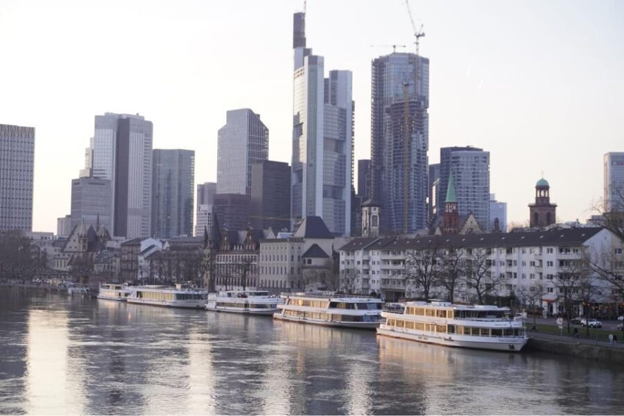 Frankfurt: Verbrecherjagd und gefährlich leckeres Schnitzel - The Puzzle & Storyline: Chase the Thief Through Frankfurt