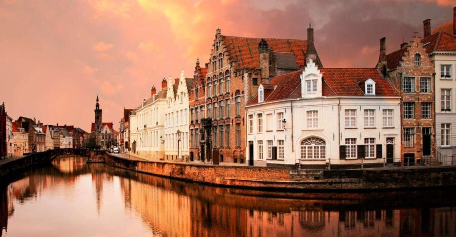 From Amsterdam: Day Trip to Bruges in Spanish - Exploring Bruges with a Guided Tour
