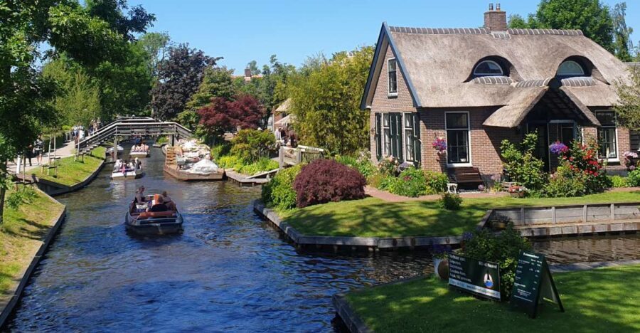 From Amsterdam: Giethoorn Day Trip with Small Electric Boat - The Canal Cruise: A Highlight of the Day