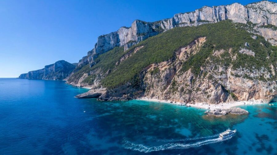 From Cala Gonone: motorboat trip in the Gulf of Orosei - Setting Out from Cala Gonone