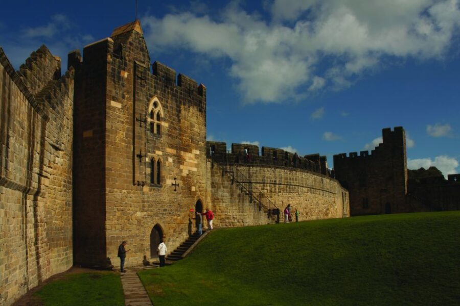 From Edinburgh: 5 Day Best of Northern England Tour - Transport and Accommodation