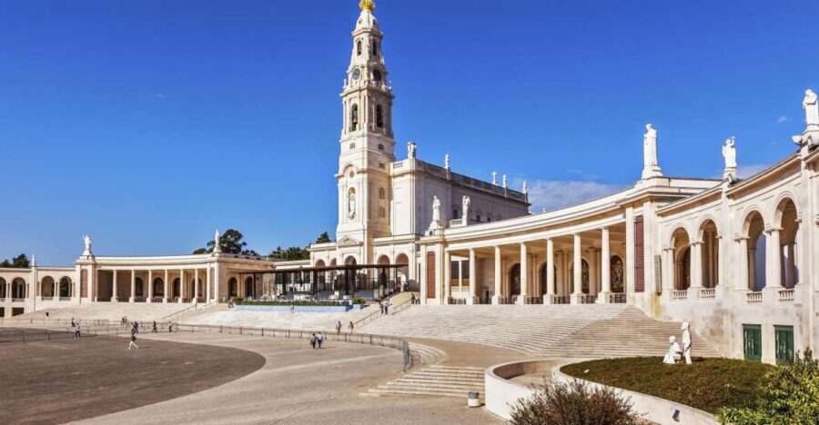 From Lisbon: Fátima, Batalha, Nazaré and Óbidos Day Tour - The Itinerary in Depth