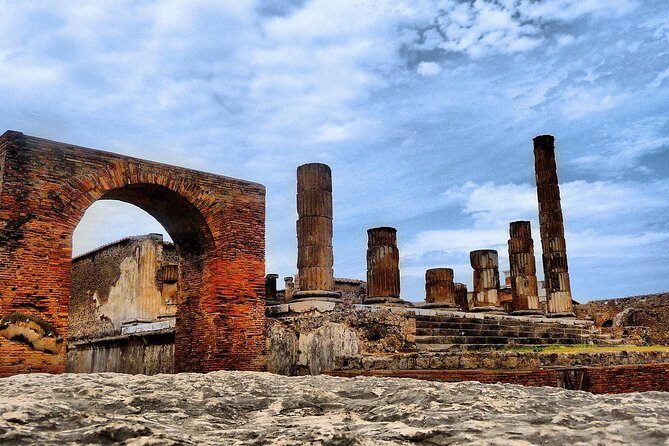 From Naples: Pompeii private tour with lunch at the slopes of Mt Vesuvius - Detailed Experience: Walking Through Pompeii