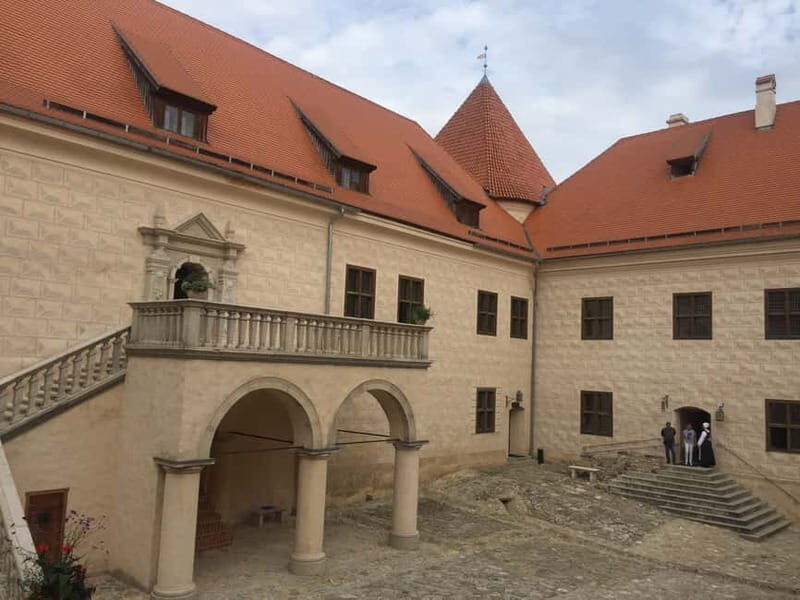 From Riga: Vilnius One-Way Tour with Sightseeing Stops - How the Tour Works in Practice