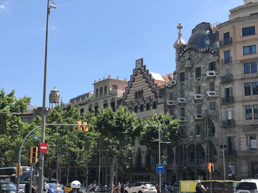 From Salou: Barcelona City Center Tour - Transportation and Guides: Why They Matter