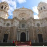 From Seville: Private Day Trip to Cádiz with Guide - Exploring the Old Town and Neighborhoods