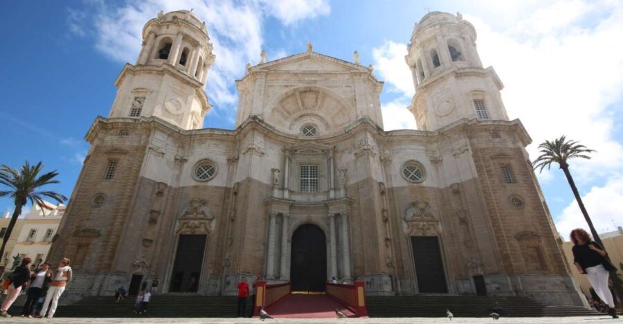 From Seville: Private Day Trip to Cádiz with Guide - Exploring the Old Town and Neighborhoods