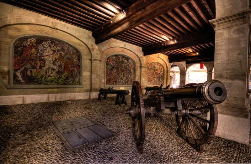 Geneva: Whispers of the Old Town Walking Tour with Apéritif - Detailed Breakdown of the Itinerary