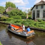 Giethoorn: 2,5 Hours 7 persons boat steeringwheel + cushions - Why a Private Boat Tour in Giethoorn Is Perfect
