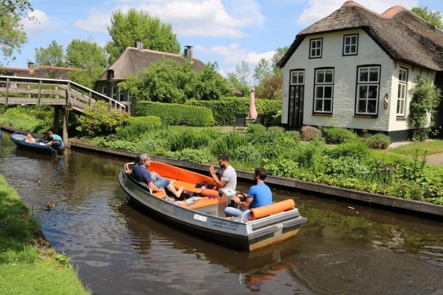 Giethoorn: 2,5 Hours 7 persons boat steeringwheel + cushions - Why a Private Boat Tour in Giethoorn Is Perfect