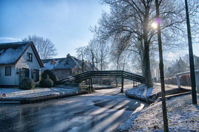 Giethoorn Private Tour Guide Giethoorn in luxury Jaguar S Type - Cost and Value: Is It Worth the Price?