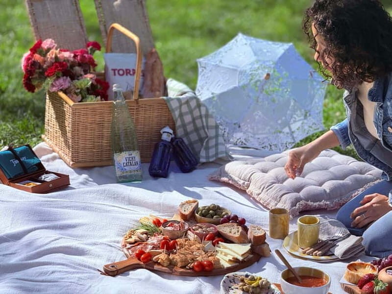Gourmet Spanish Tapas Picnic in Retiro Park (Private) - The Presentation and Atmosphere