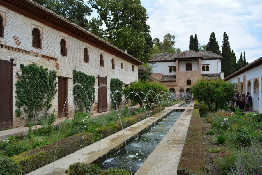 Granada: Alhambra Guided Tour w/ Nasrid Palaces & City Pass - What Makes This Tour Stand Out