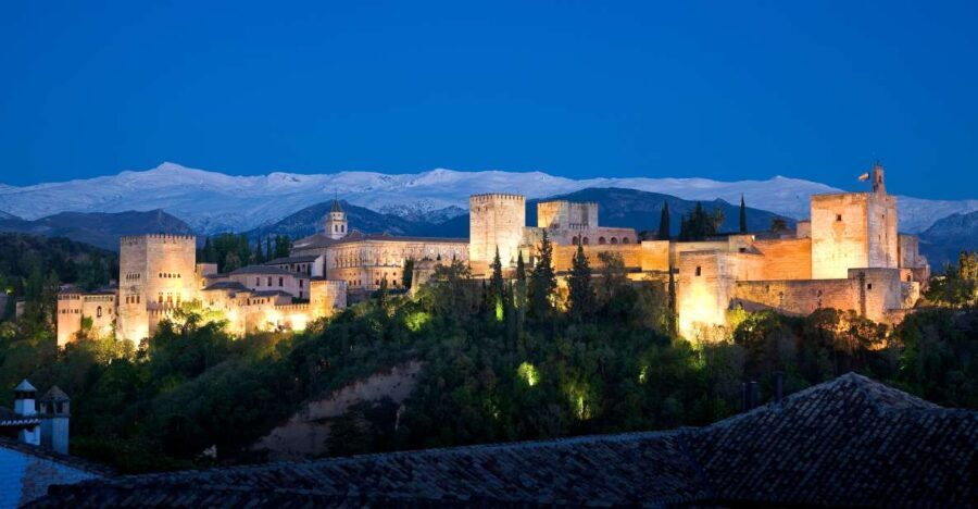 Granada: The Alhambra and Nasrid Palaces Guided Night Tour - The Architectural and Historical Appeal