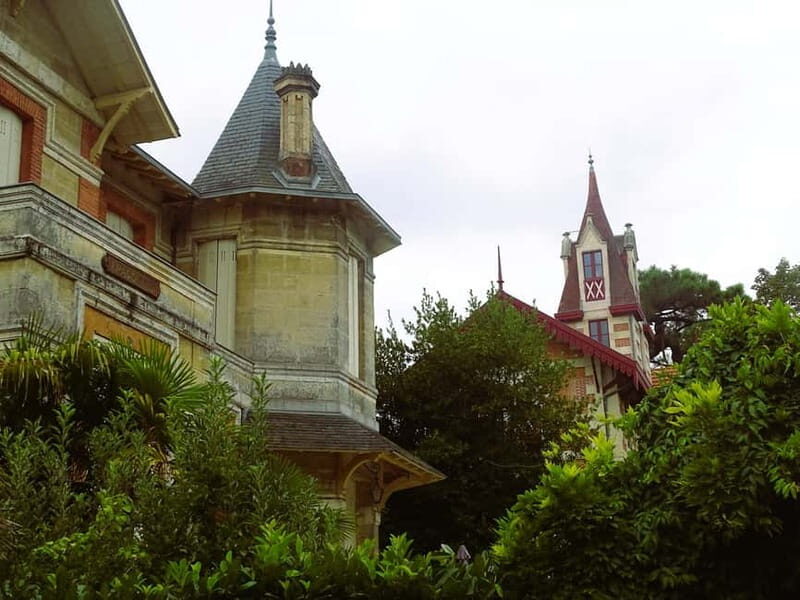 Guided tour of the Winter City Quarter - Discovering the Winter City: An Architecture Tour with Style