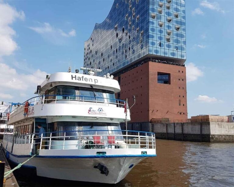 Hamburg: 1 hour harbor boat Tour Hamburg - The Itinerary in Depth