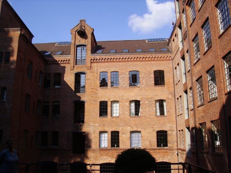 Hamburg: Private Tour - Schanzenviertel & Karolinenviertel - What You Can Expect from the Tour