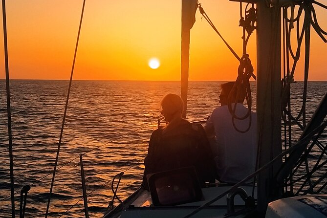 Ibiza sunset boat trip with appetizers and champagne, 6 guests - Key Points