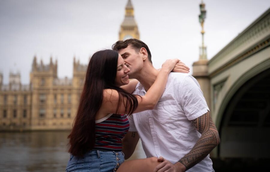 Iconic London Portraits Tour with Expert Local Photographer - FAQs