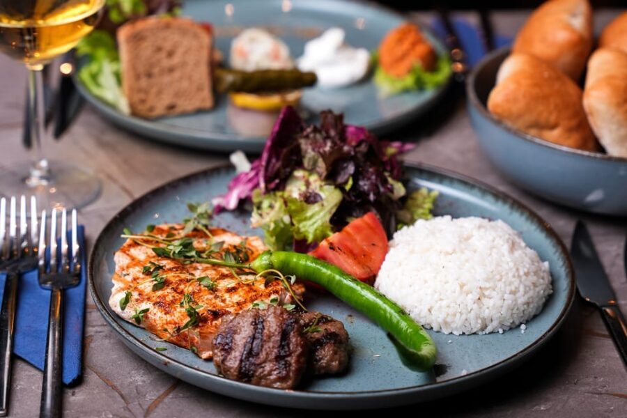 Istanbul: Bosphorus Cruise with Dinner Show - Dining and Drinks