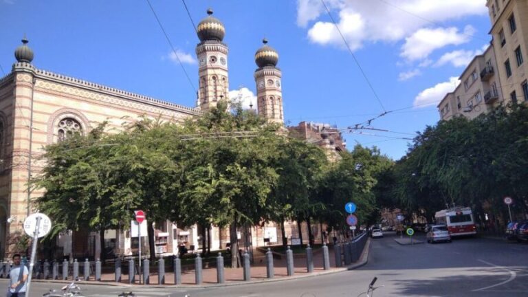 Jewish Quarter & Synagogues with personal stories - A Deep Dive into the Experience