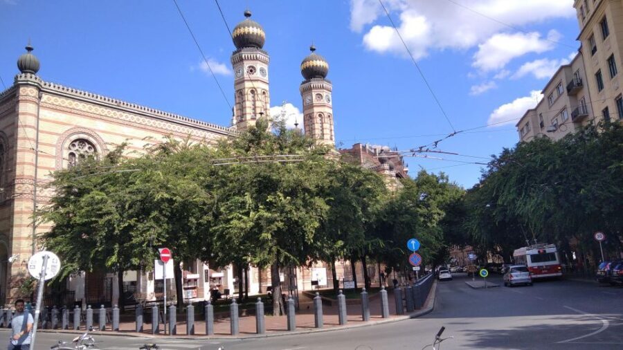Jewish Quarter & Synagogues with personal stories - A Deep Dive into the Experience