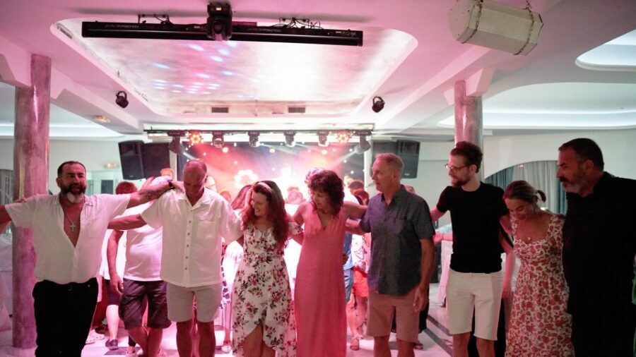 Kamari: Greek Show, Buffet Dinner, and Drinks at Dimitris - Authentic Greek Culture with a Friendly Touch
