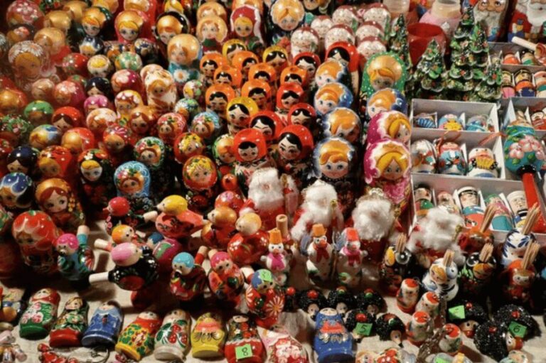 Krakow: Christmas Market and City Highlights Walking Tour - Exploring the Christmas Market and Main Square