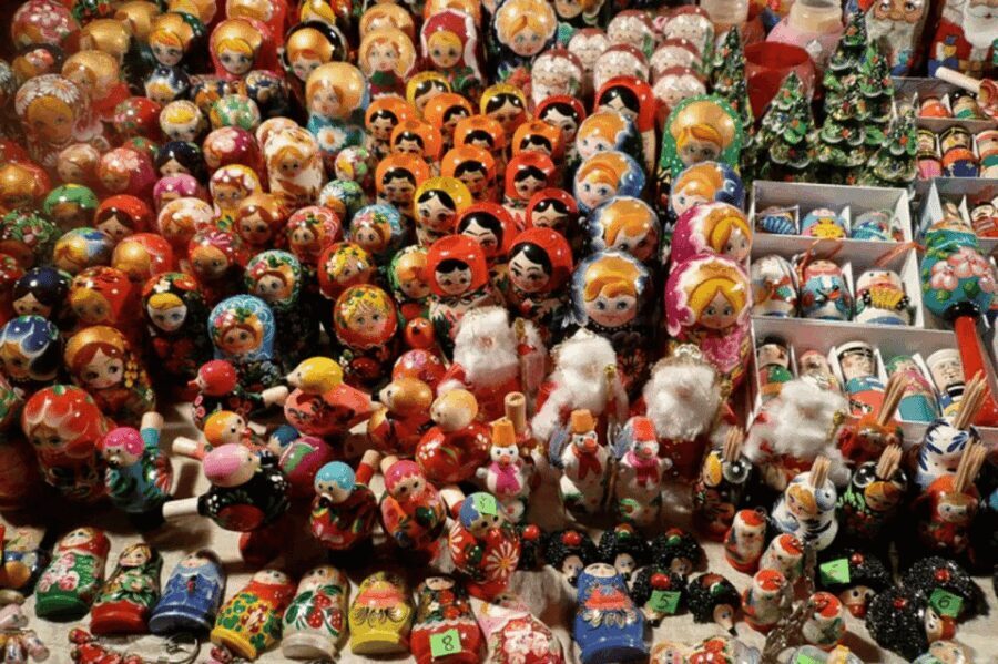 Krakow: Christmas Market and City Highlights Walking Tour - Exploring the Christmas Market and Main Square