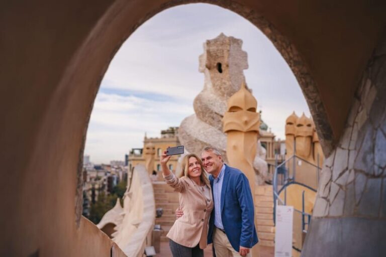 La Pedrera Premium: Exclusive Tour with Cava & Stunning View - Behind the Doors: The Period Apartment