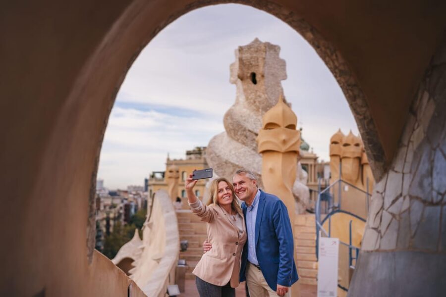 La Pedrera Premium: Exclusive Tour with Cava & Stunning View - Behind the Doors: The Period Apartment