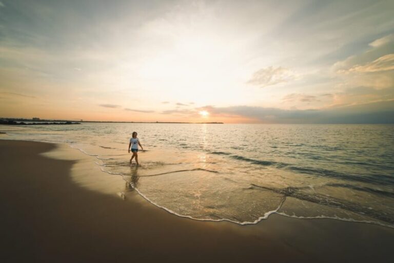 Lagos: Ladies' Beach Escape with Cocktails, Massage & Photos - Detailed Breakdown of the Itinerary