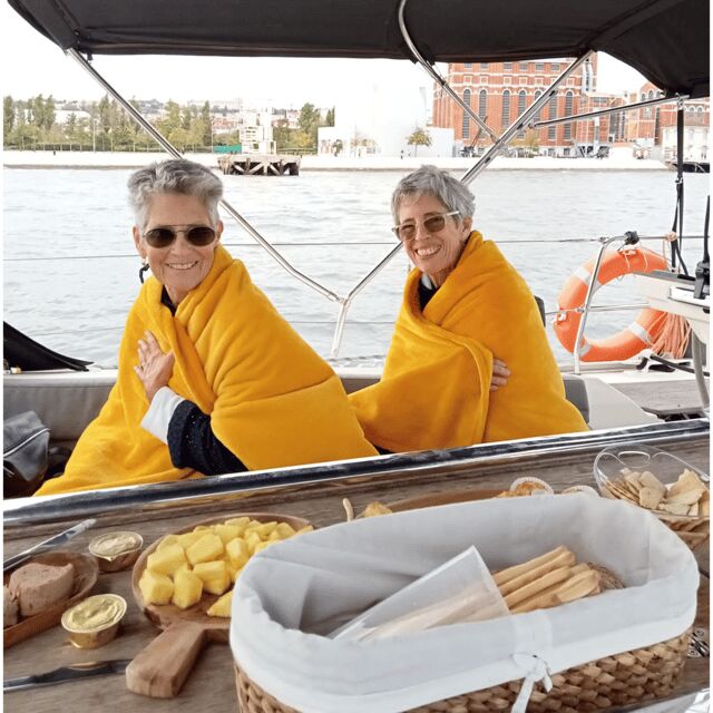 Lisbon: Boat Tour Cruise Vintage or Lux Sailboat w/ Drinks - What’s Included and What to Expect