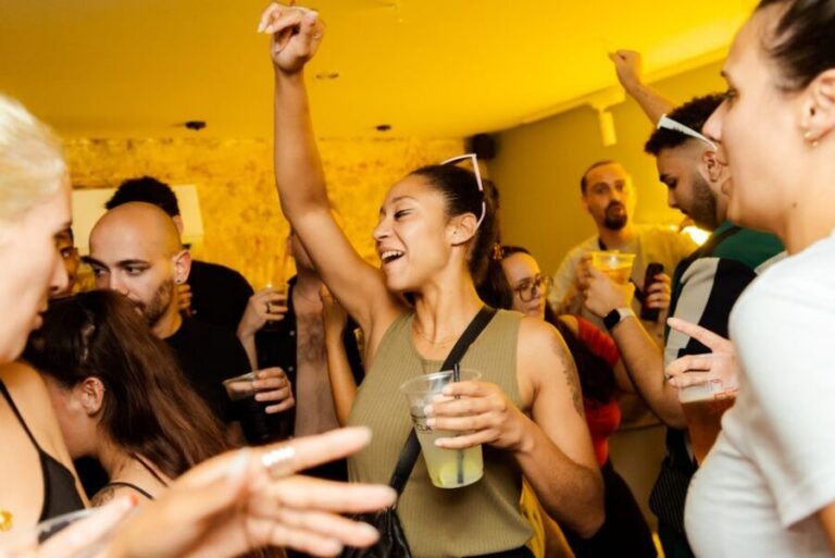 Lisbon Legendary Pubcrawl: 1h OpenBar, Shots, VIP Club Entry - Who Is This Tour Best For?