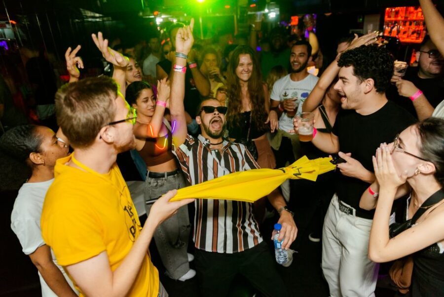 Lisbon: Pub Crawl with Open Bar, Shots & VIP Club Entry - The Itinerary in Detail