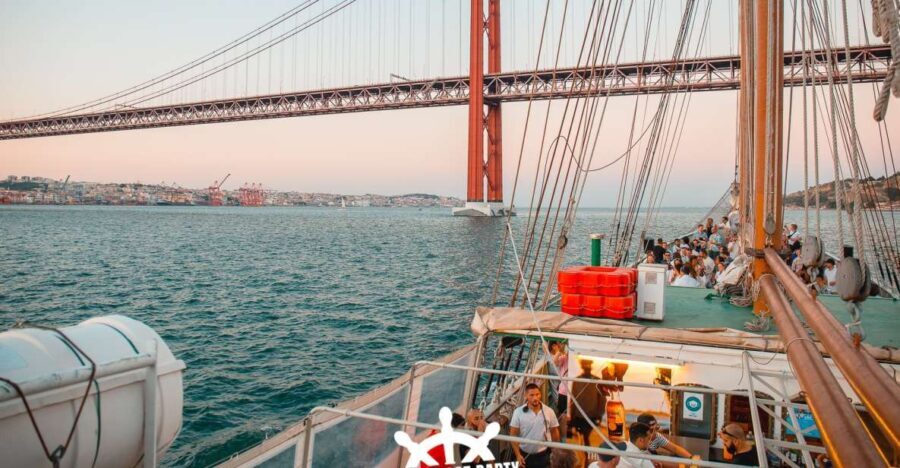 Lisbon: Sunset Boat Party with 2 Drinks and Free Club Entry - Sunset Views and Scenic Sights