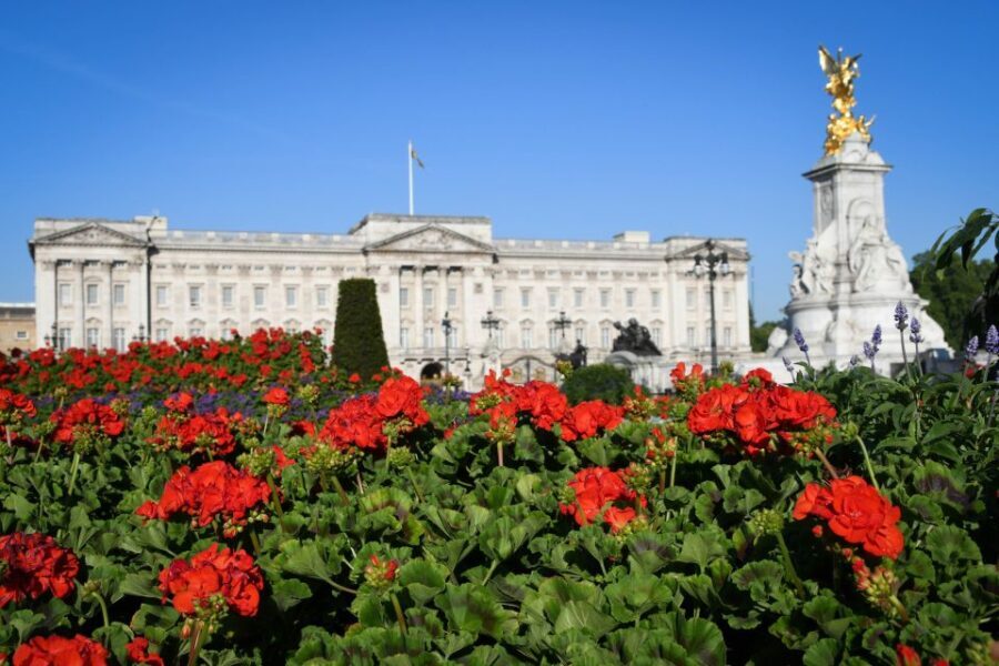London: British Royalty Walking Tour - Buckingham Palace and the Changing of the Guard (When Scheduled)
