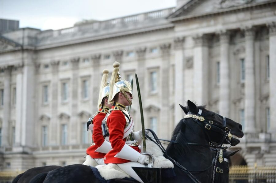 London: Buckingham Palace and Changing of the Guards Tour - Walking Through the Experience